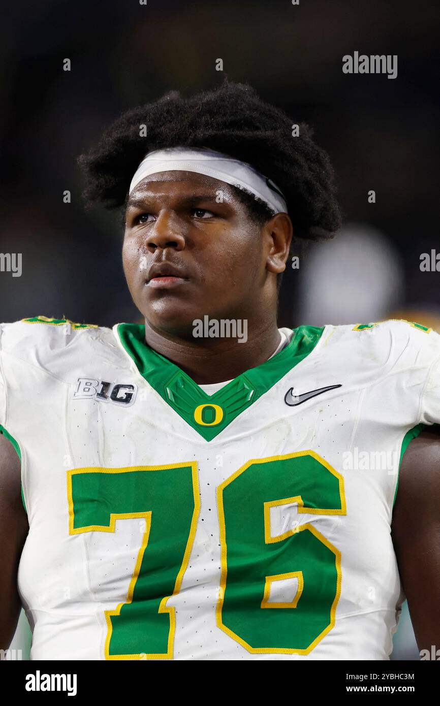 WEST LAFAYETTE, IN - OCTOBER 18: Oregon Ducks offensive lineman Josh ...