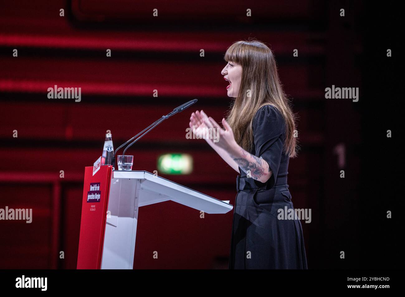 Hallescher Parteitag 2024 Die Linke Heidi Reichinnek während ihrer ...