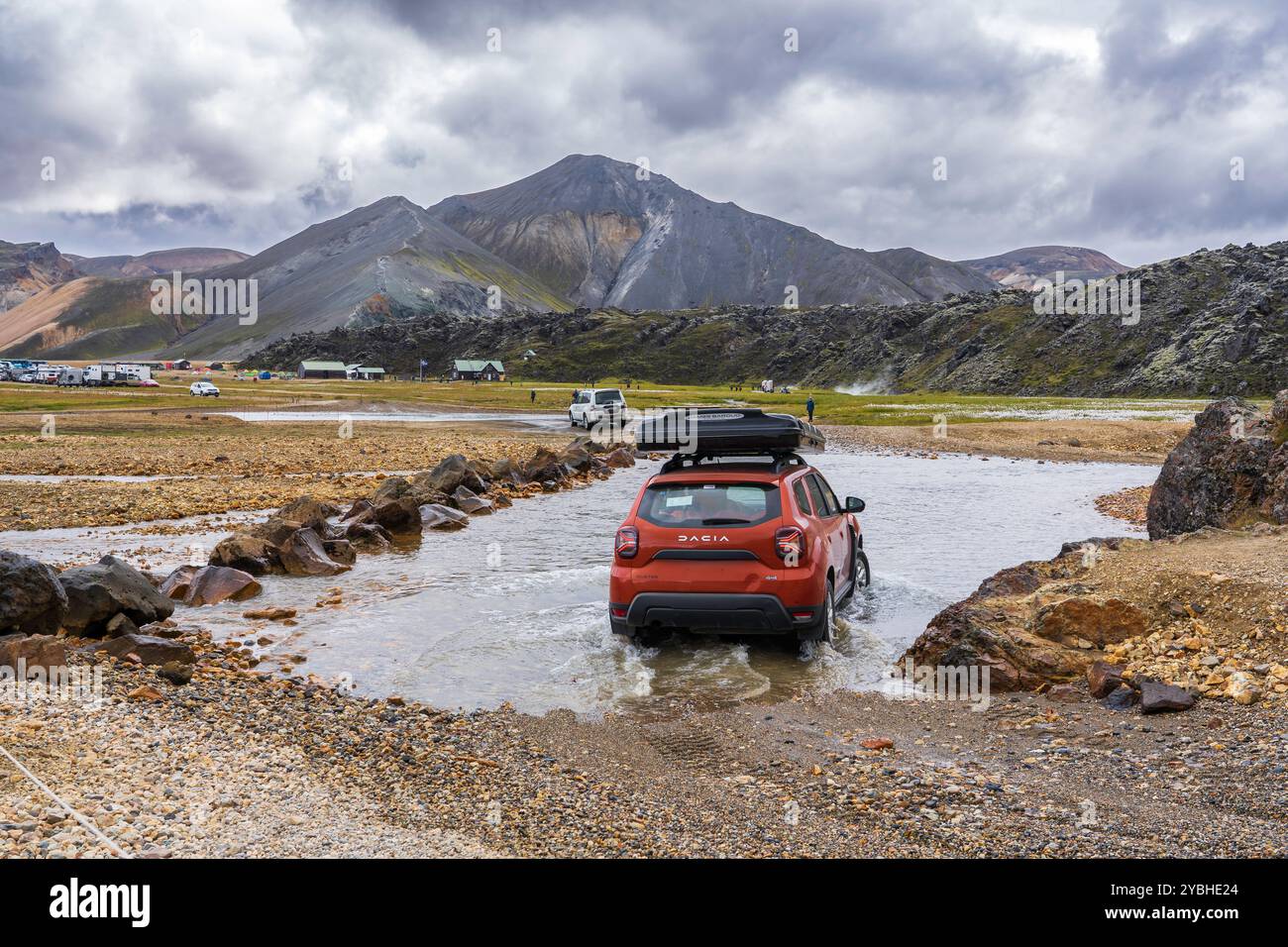Car fording the river to get to the campsite at Landmannalaugar Stock ...