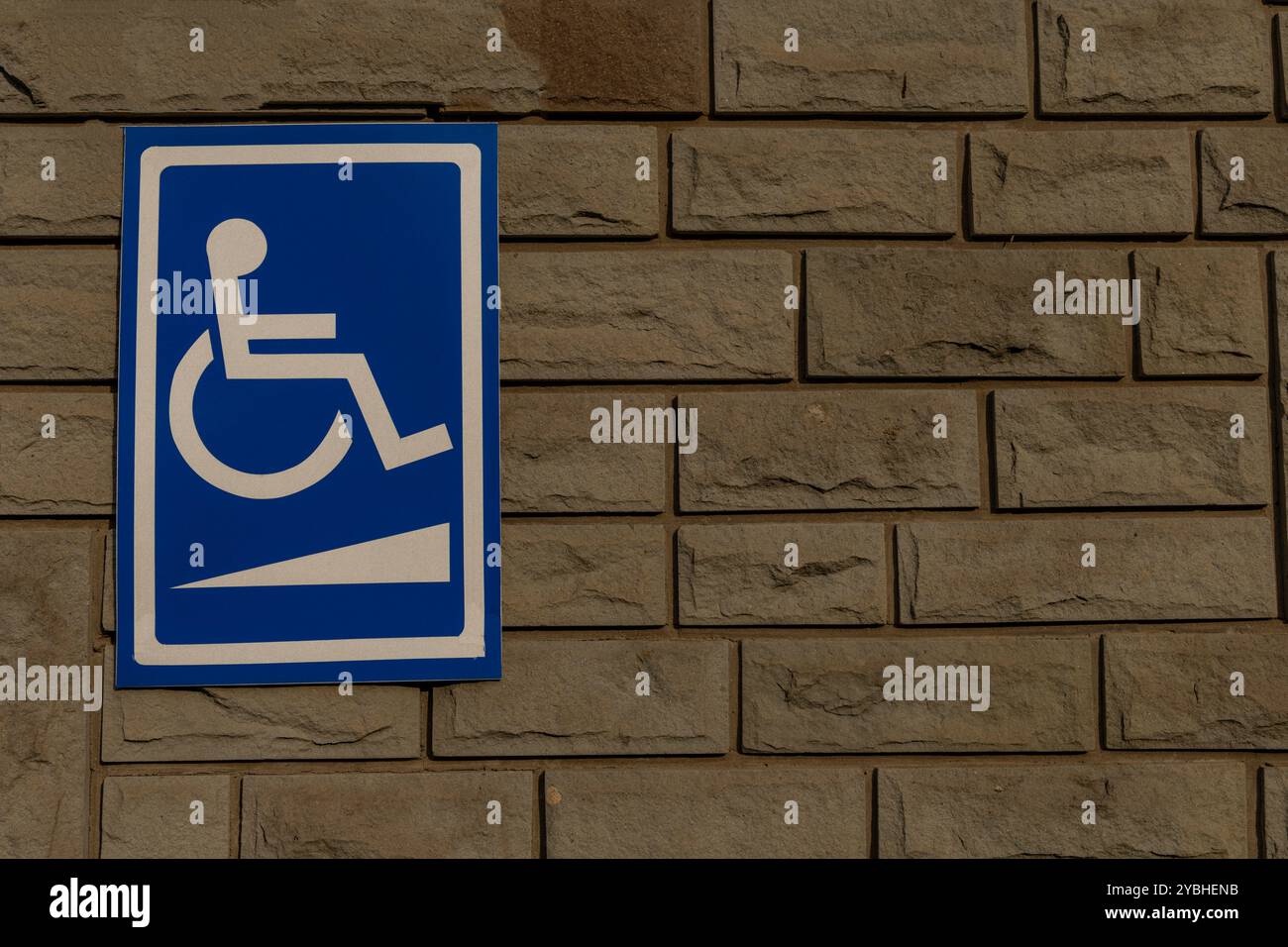 Wheelchair accessible sign along the ramp Stock Photo - Alamy
