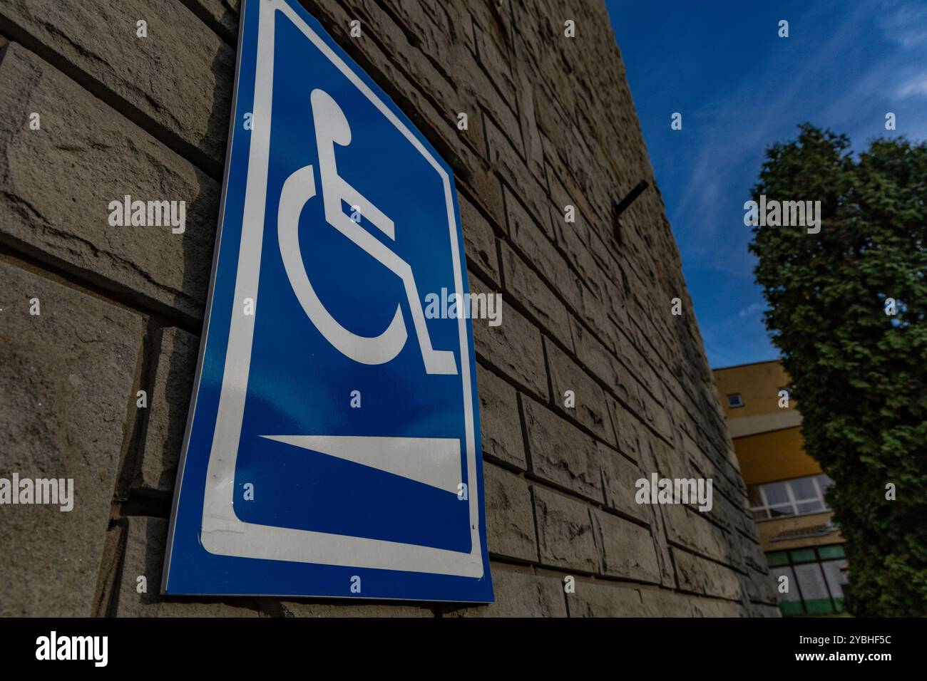 Wheelchair accessible sign along the ramp Stock Photo - Alamy