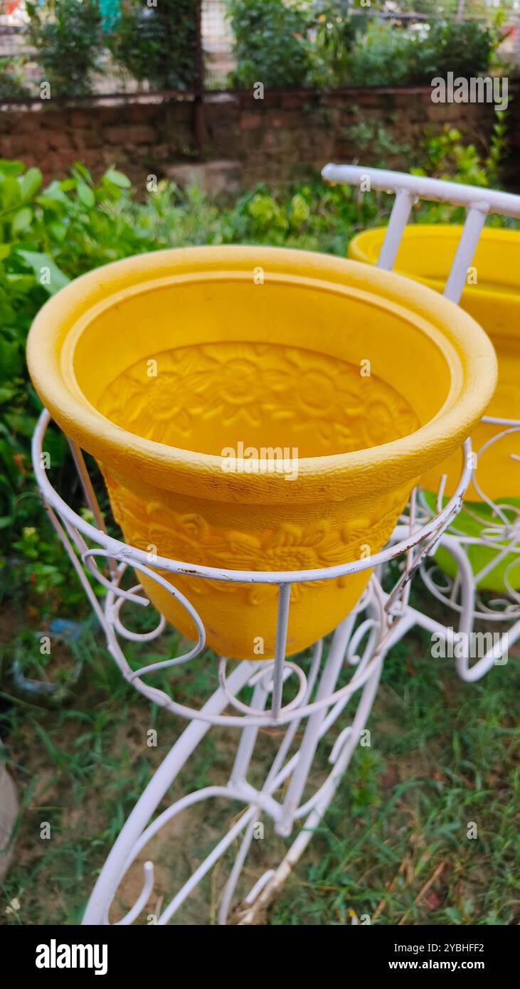 A empty plant pot ready to be planted Stock Photo - Alamy