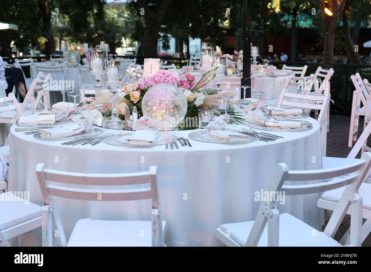 Chic and Minimalist Wedding Table Setup with Elegant Floral Decorations ...