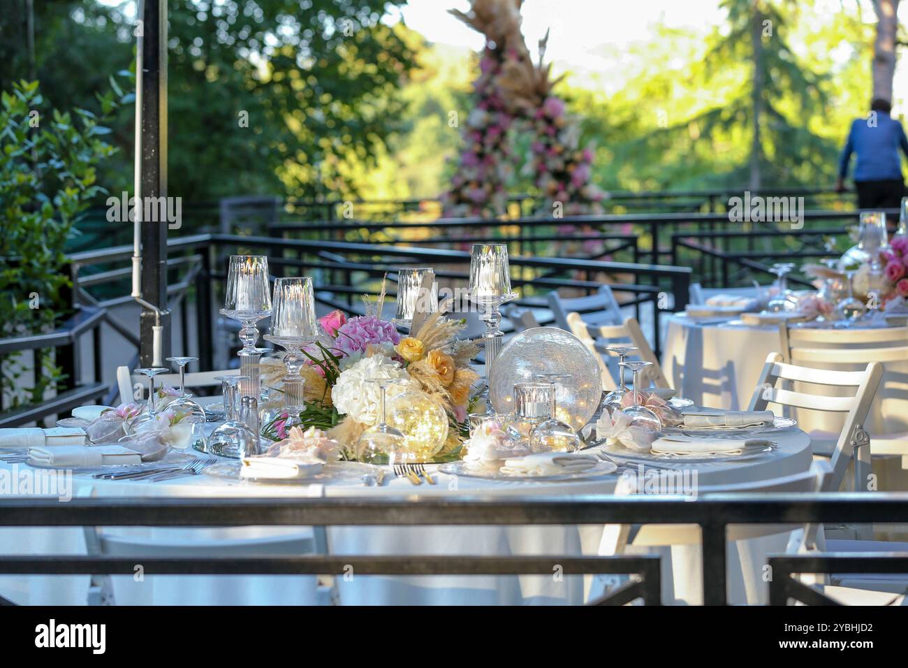Chic and Minimalist Wedding Table Setup with Elegant Floral Decorations ...