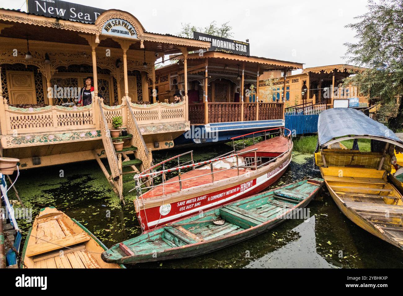 Houseboat life on Dal Lake, Srinagar, Kashmir, India Stock Photo - Alamy