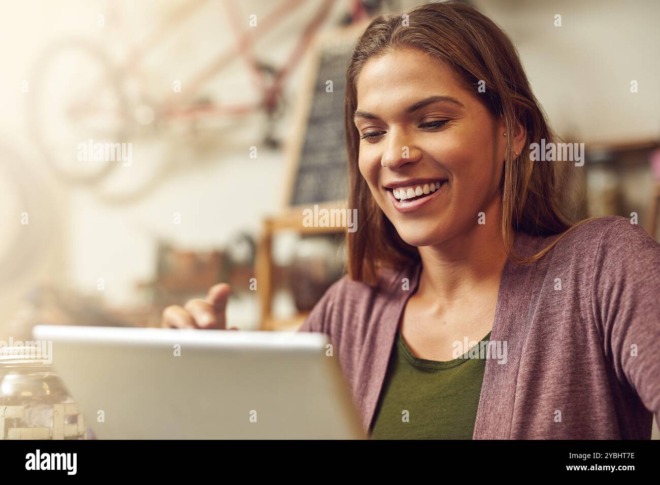 Female engineer reviews tablet hi-res stock photography and images - Alamy