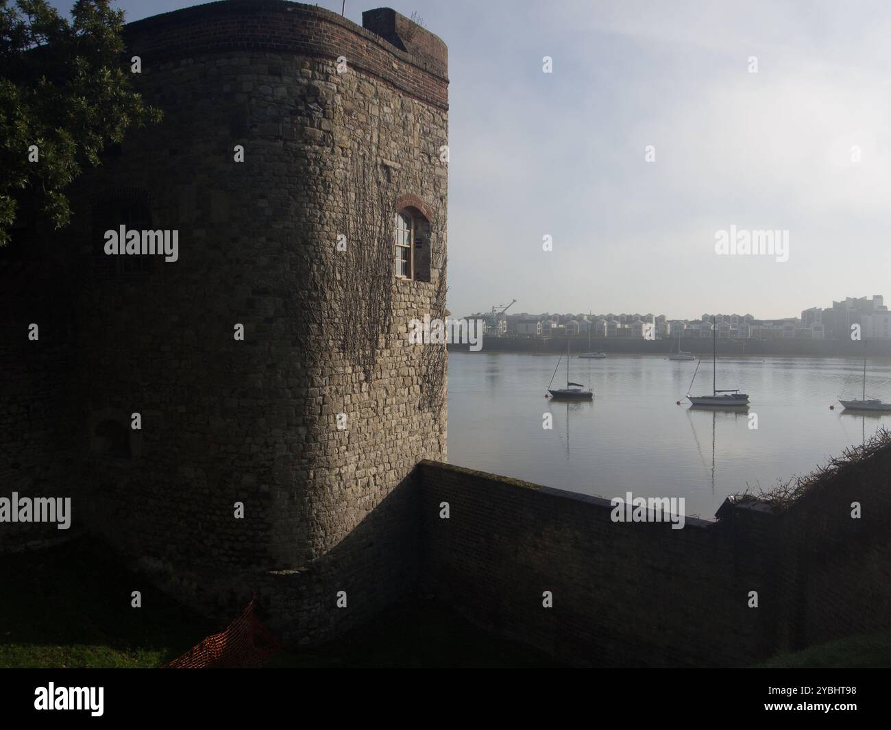 Upnor castle elizabethan artillery fort hi-res stock photography and ...
