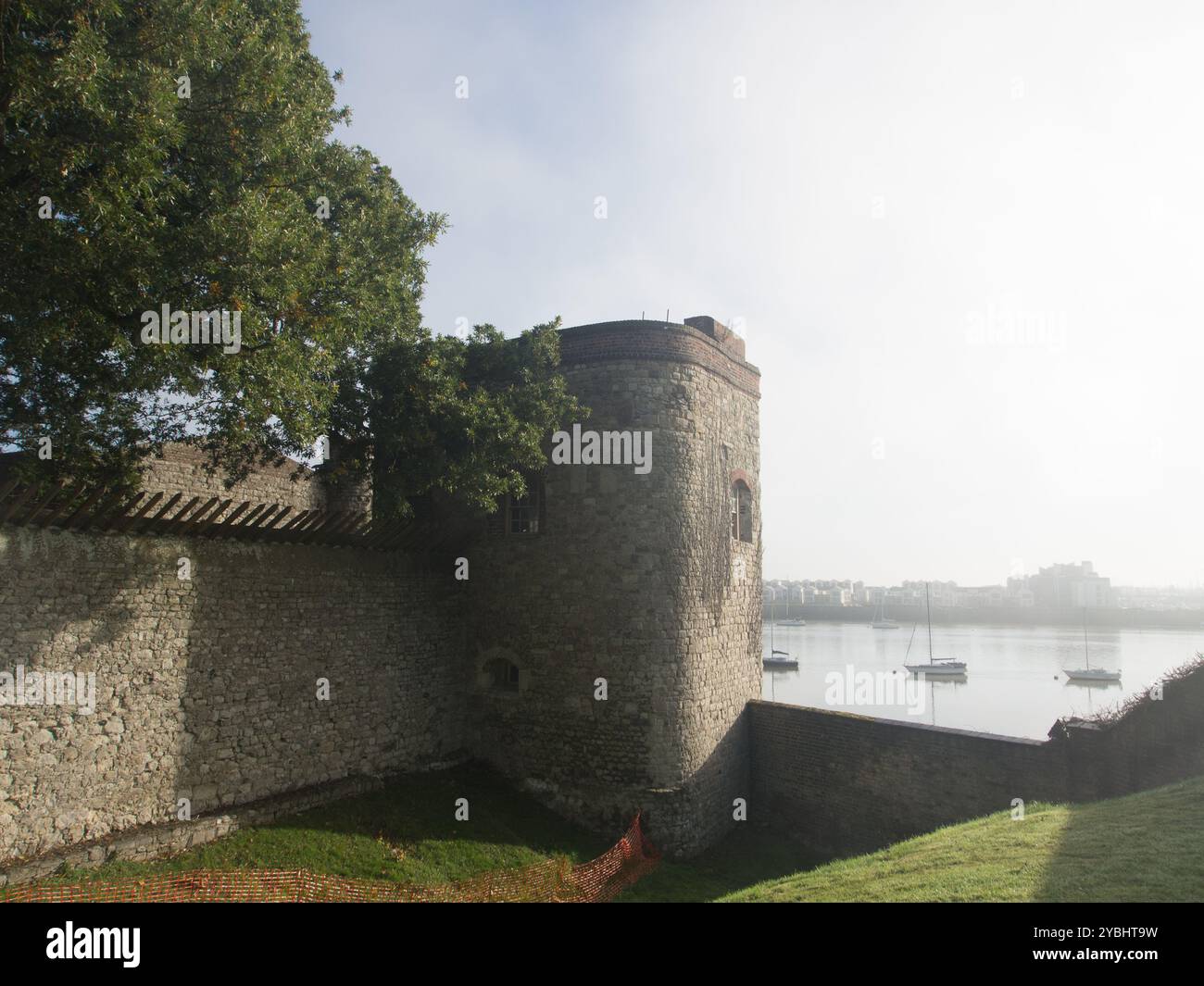 Upnor castle elizabethan artillery fort hi-res stock photography and ...