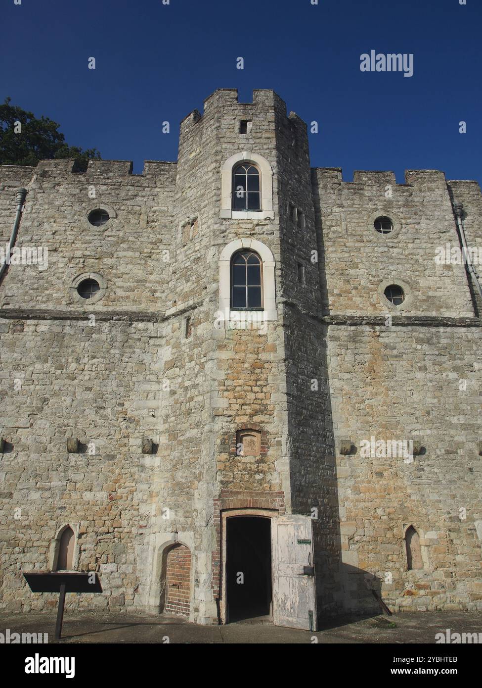 Upnor castle elizabethan artillery fort hi-res stock photography and ...