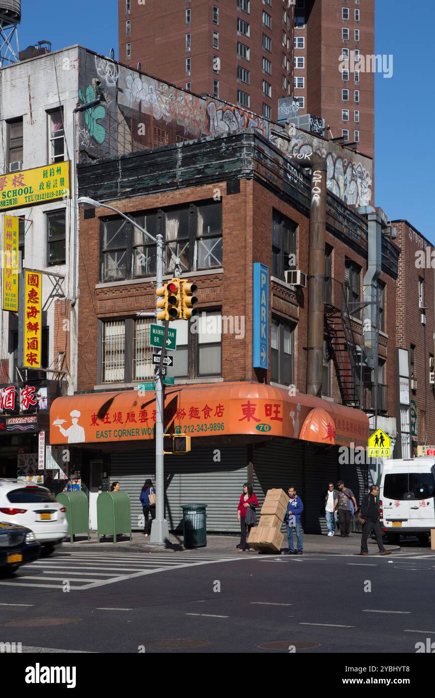 Traffic light in chinatown new hi-res stock photography and images - Alamy