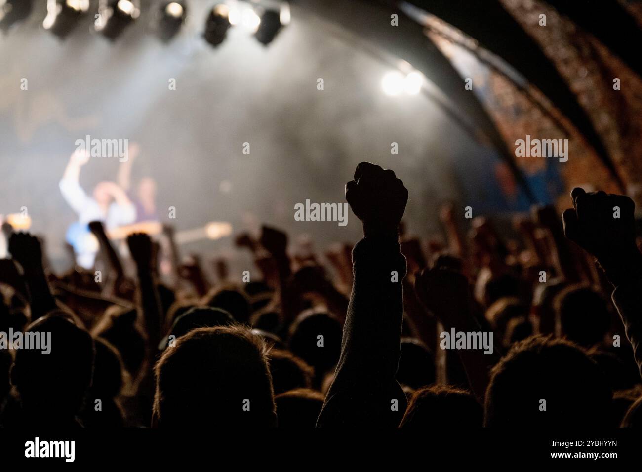 audience at a live concert Stock Photo - Alamy