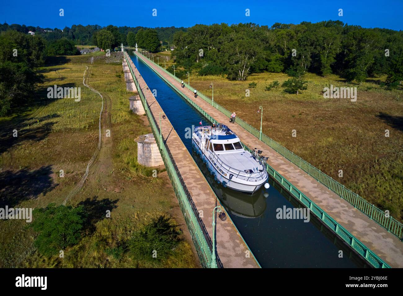 France, Loiret (45), Briare, Briare canal bridge built by Gustave ...