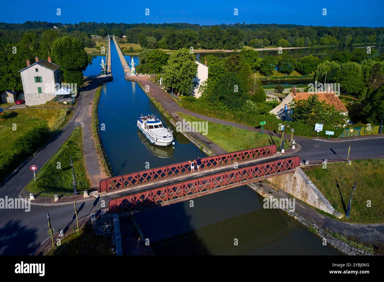 France, Loiret (45), Briare, Briare canal bridge built by Gustave ...
