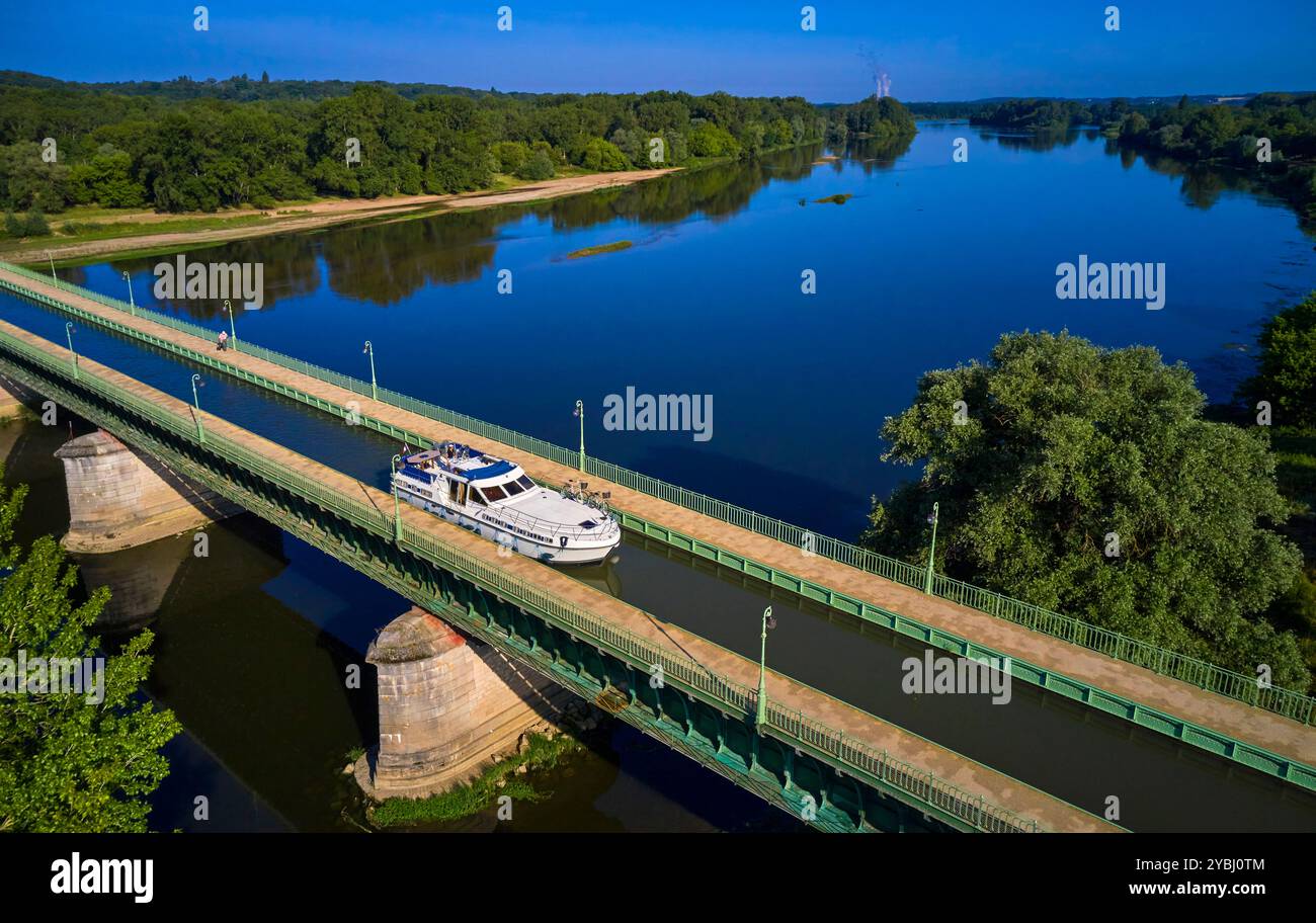 France, Loiret (45), Briare, Briare canal bridge built by Gustave ...