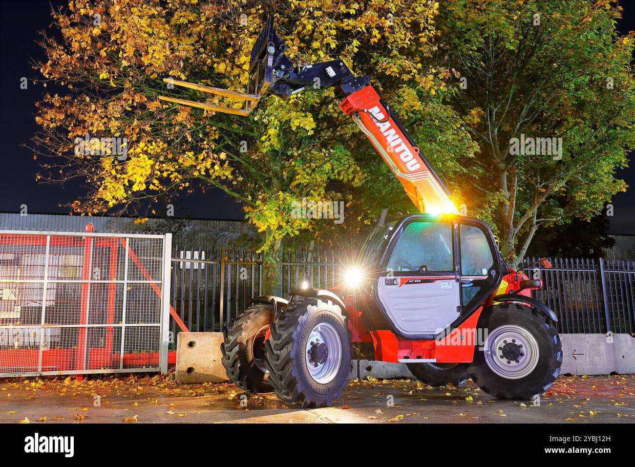 Red telehandler hi-res stock photography and images - Alamy