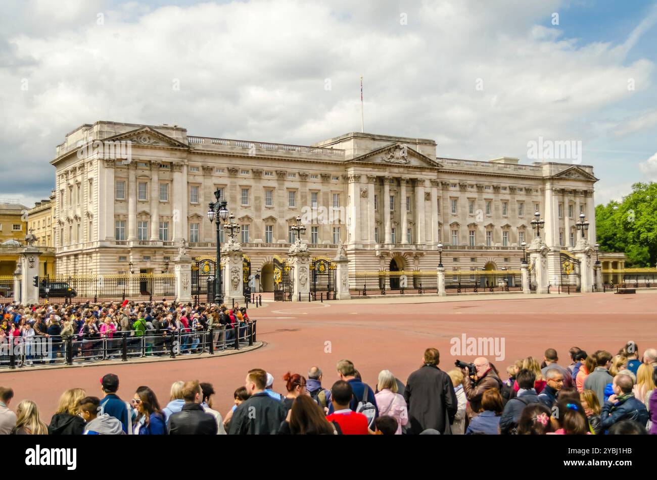 LONDON - MAY 30: People waiting for the guard ceremony at Buckingham ...