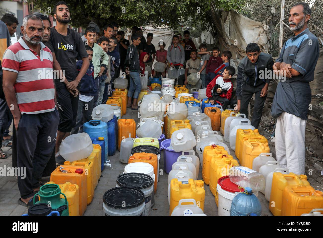 Deir El Balah, Palestinian Territories. 19th Oct, 2024. Displaced ...