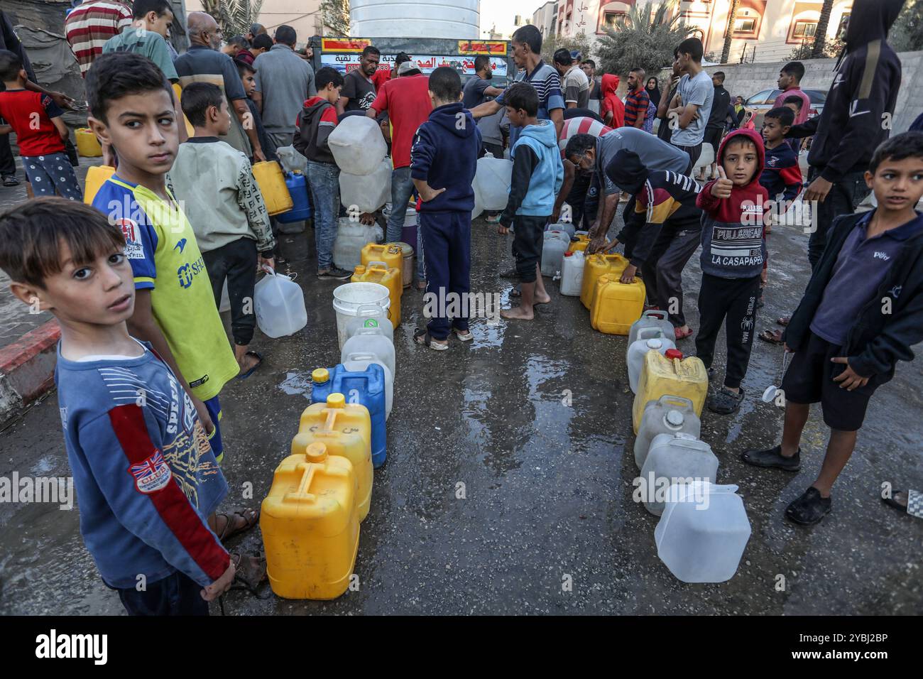 Children in gaza water cans hi-res stock photography and images - Alamy