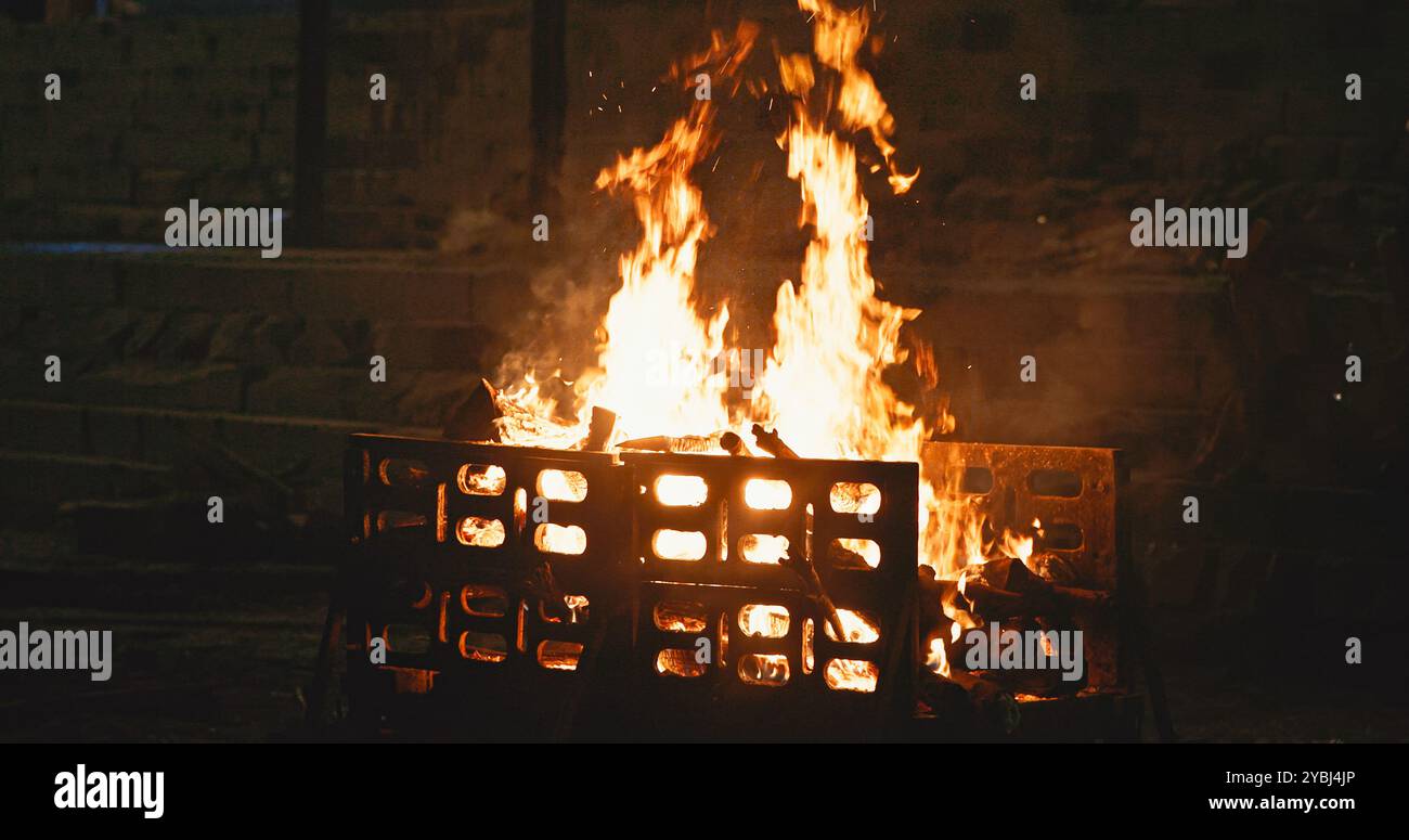 Varanasi, Uttar Pradesh, India. Fire burn faster during a funeral ...