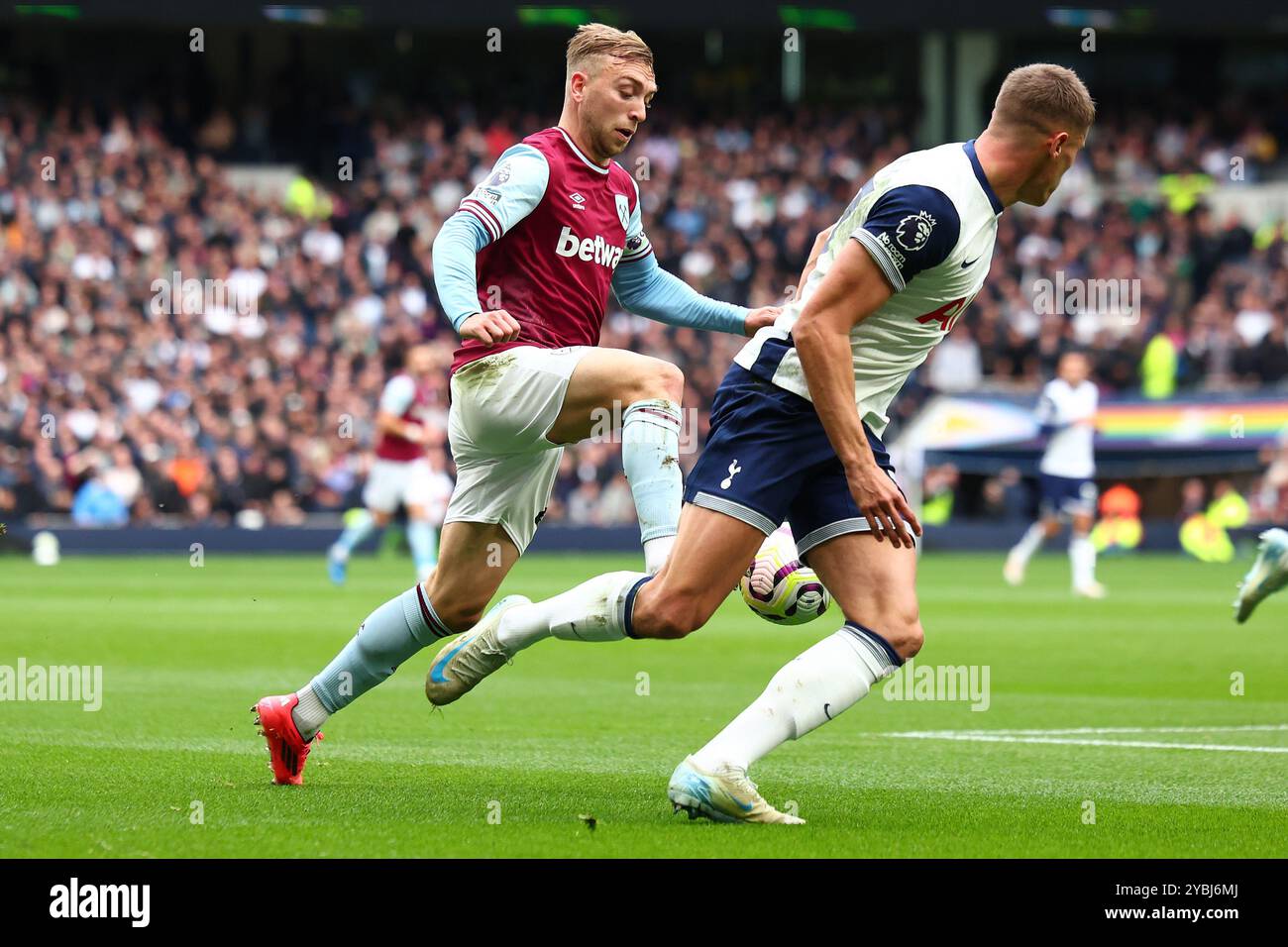 Tottenham Hotspur Stadium, London, UK. 19th Oct, 2024. Premier League ...