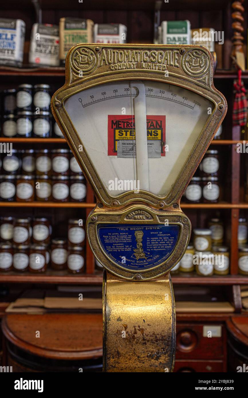 Close-up of scale in grocery store Stock Photo - Alamy