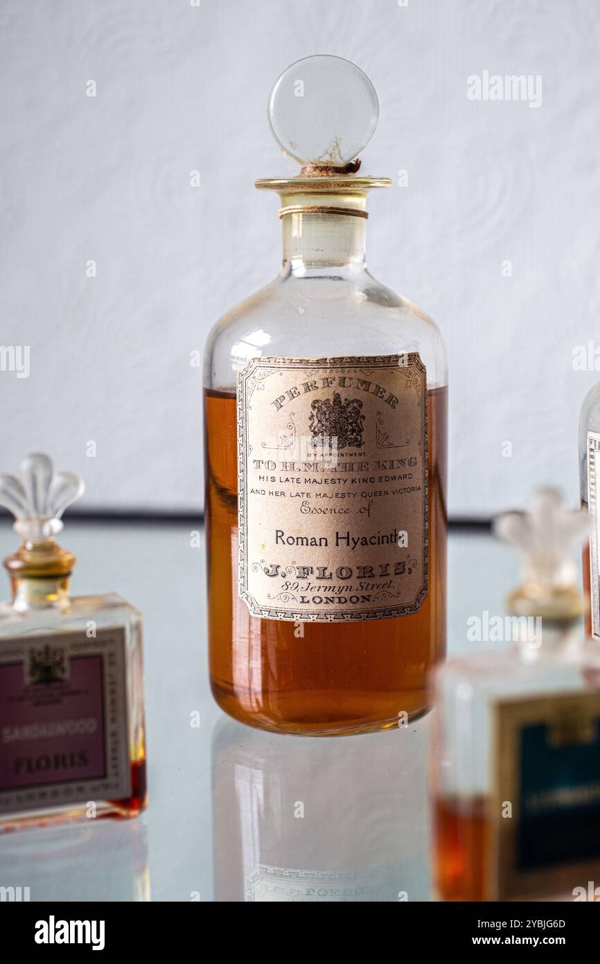 Perfumers hi-res stock photography and images - Alamy