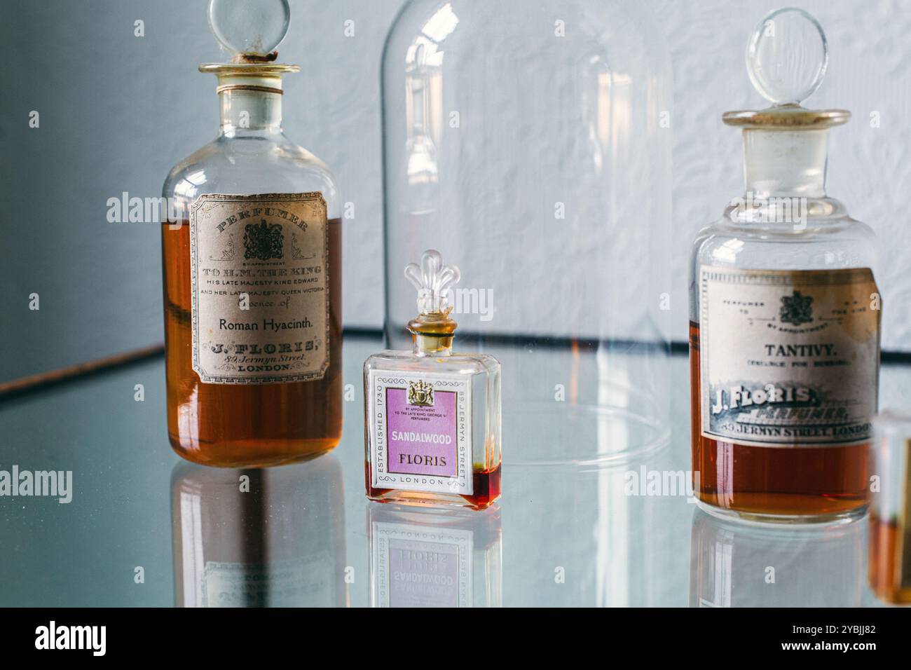 Perfumers hi-res stock photography and images - Alamy