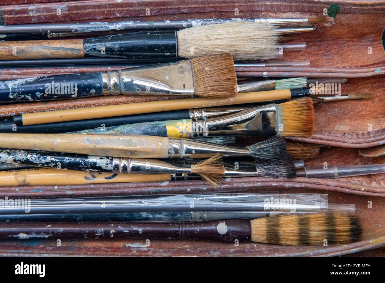 An artist's tin of used paint brushes Stock Photo - Alamy