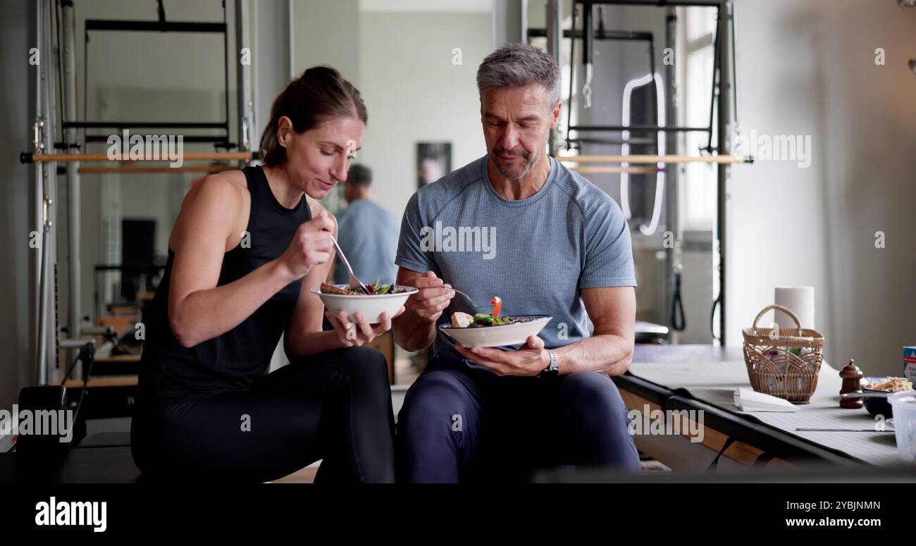 Eating Healthy Food Salad In Gym. Fit Athlete Couple Stock Photo - Alamy