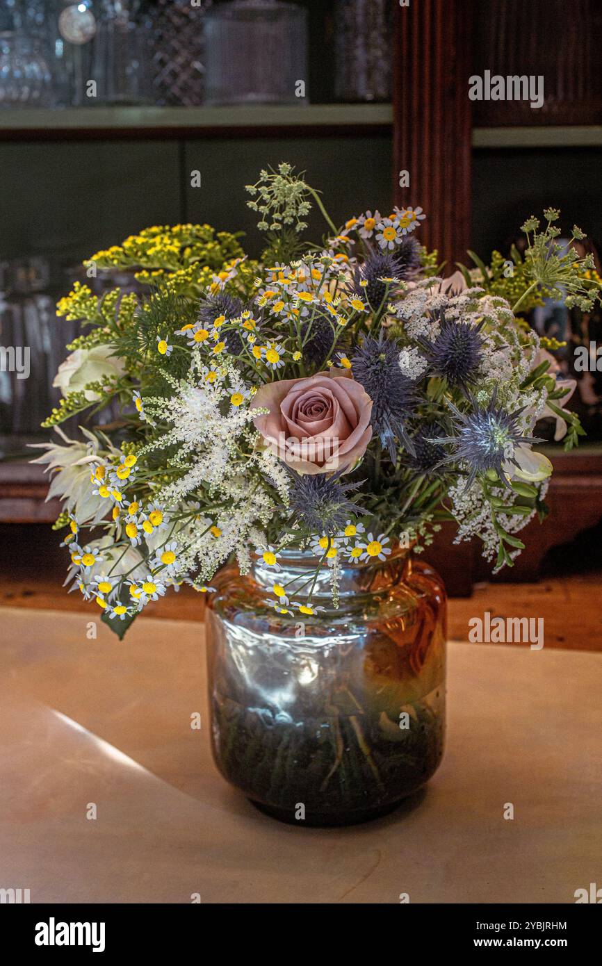 Same day flowers hi-res stock photography and images - Alamy