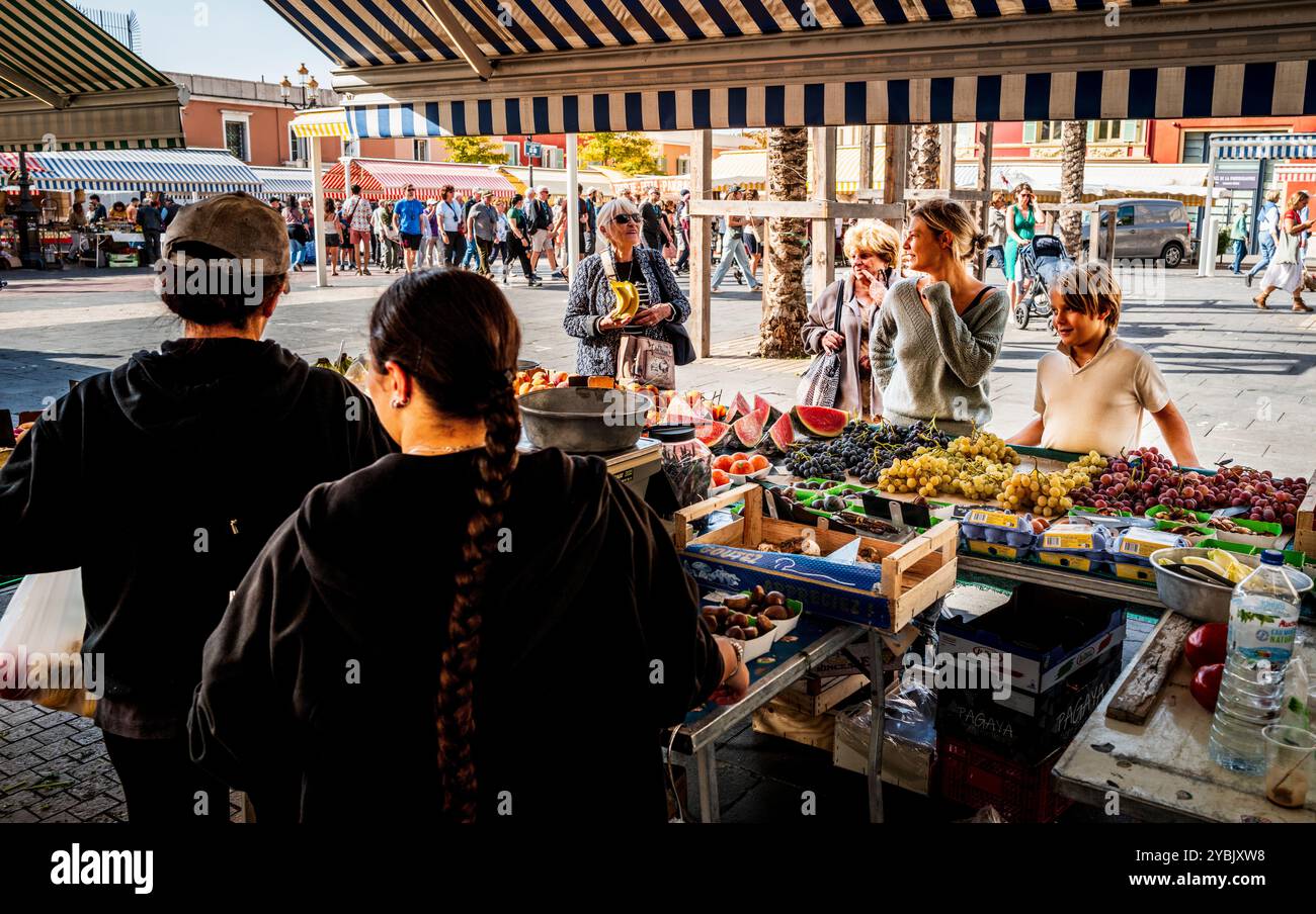 Shopping in the fruit and flower market in the Cours Saleya, Nice ...