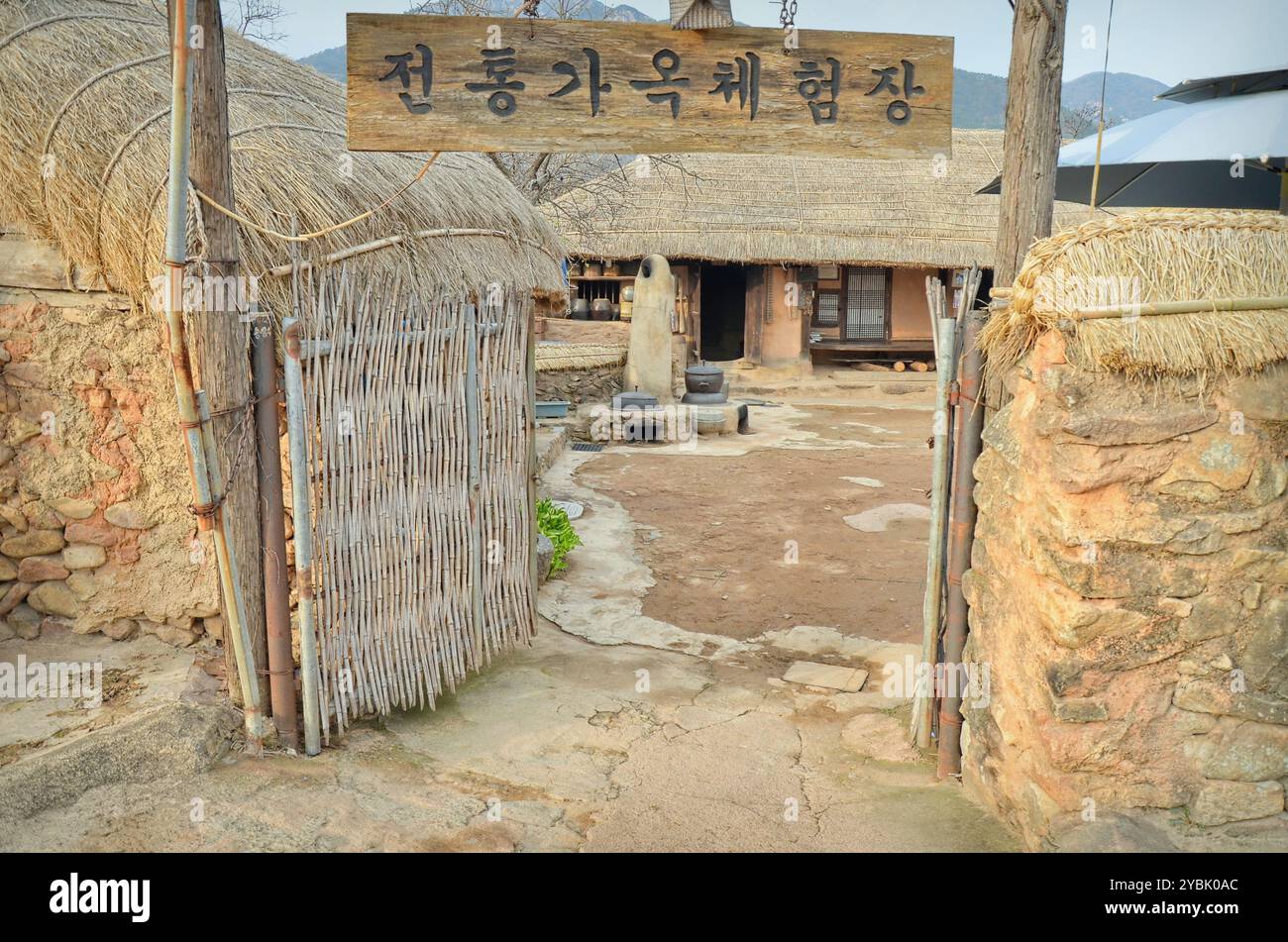 Korean traditional gate hi-res stock photography and images - Alamy