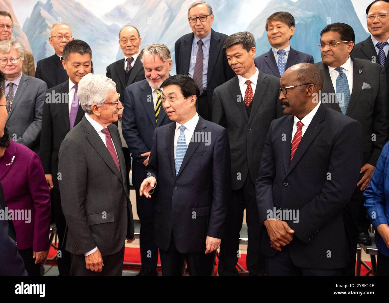 (241019) -- BEIJING, Oct. 19, 2024 (Xinhua) -- Wang Huning, a member of ...