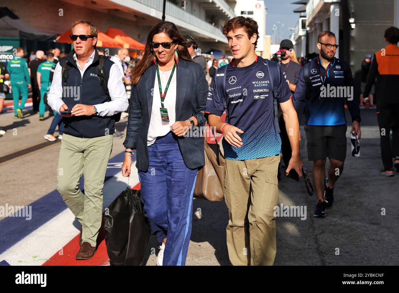 Franco Colapinto (ARG) Williams Racing with his mother Andrea ...