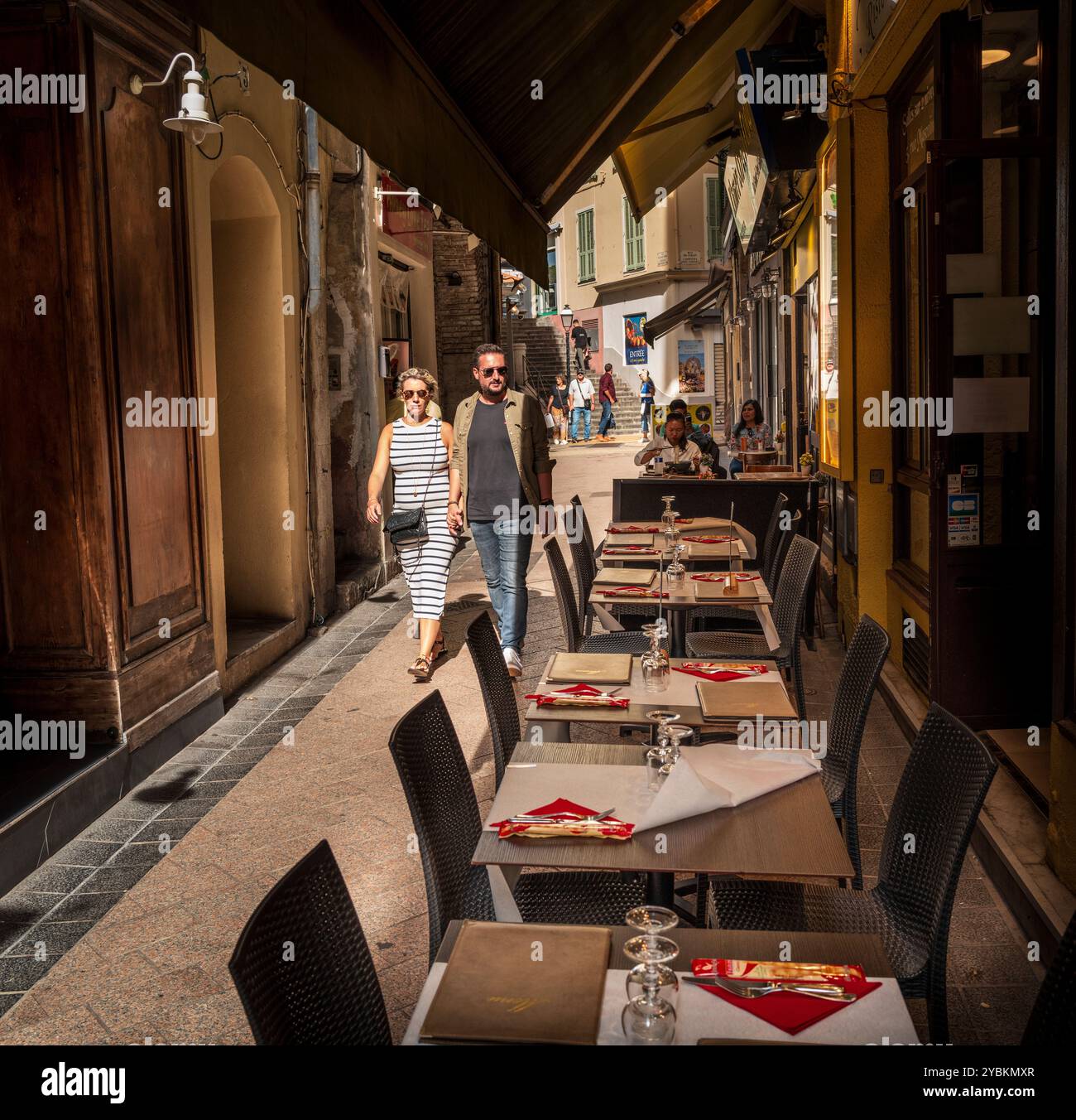 France roundabout street hi-res stock photography and images - Alamy