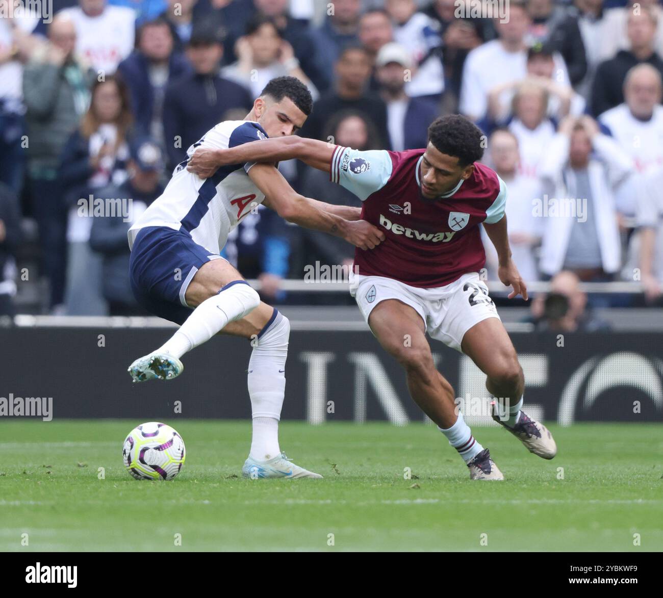 London, UK. 19th Oct, 2024. Dominic Solanke (TH) Aaron Wan-Bissaka (WHU ...