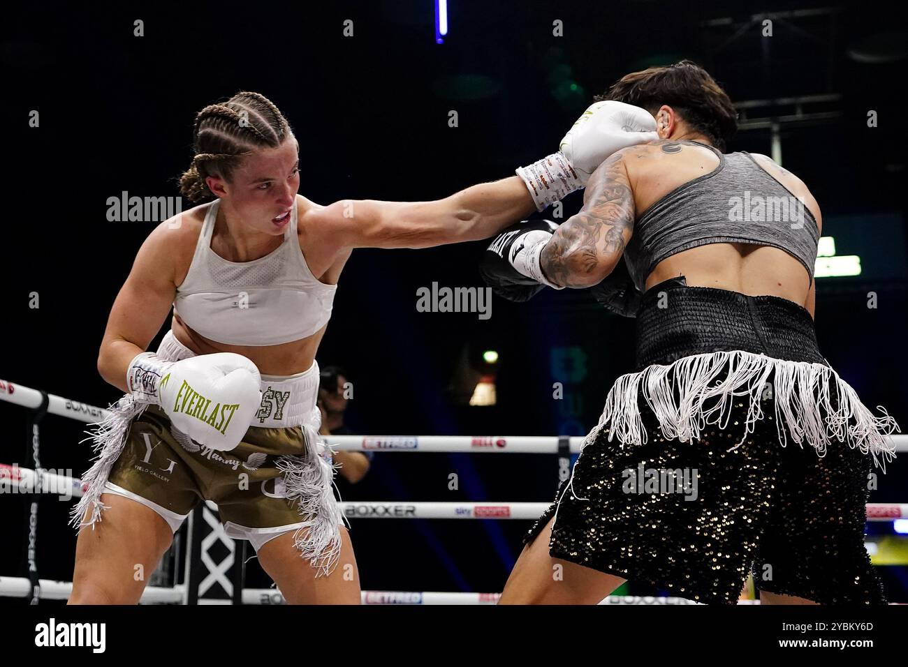 Francesca Hennessy (left) and Ana Karla Vaz De Moraes (right) in action during their WBA ...