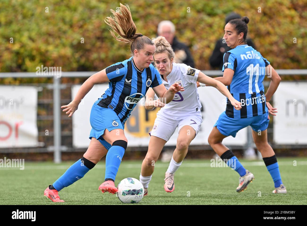 Aalter, Belgium. 19th Oct, 2024. Davinia Vanmechelen (25) of Club YLA pictured fighting for the ...