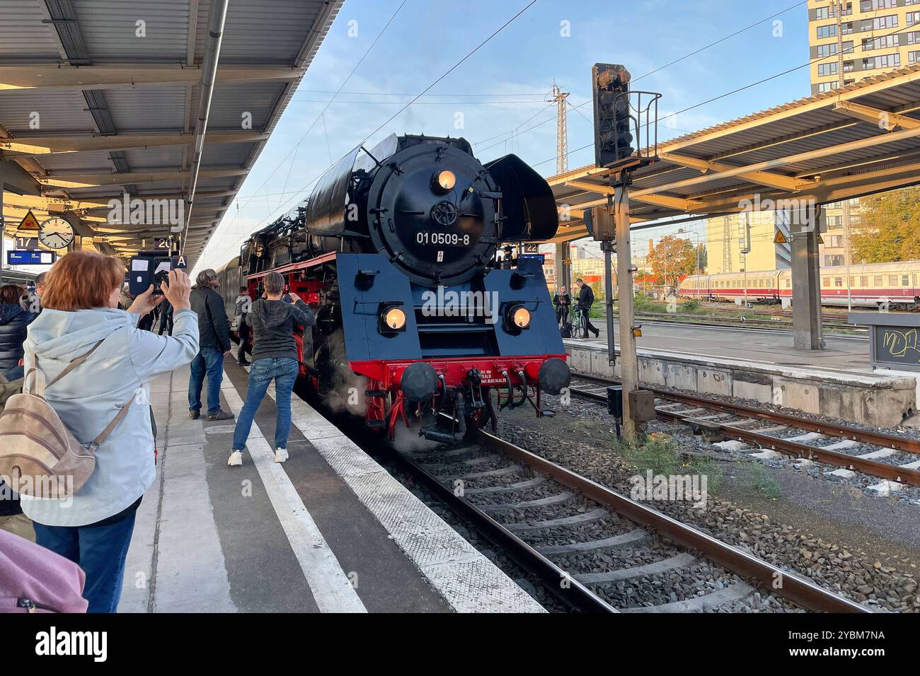 Bahnsteig fotos hi-res stock photography and images - Alamy