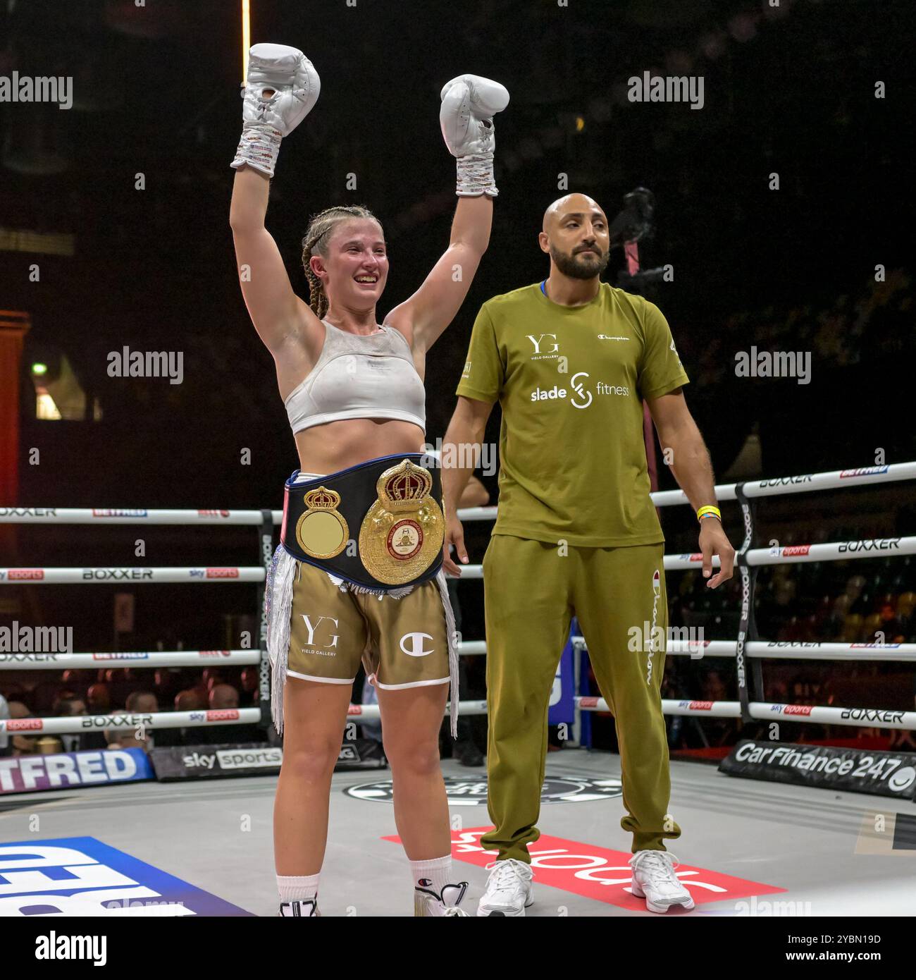 Bantamweight contest between Francesca Hennessy and Ana Karla Vaz De ...