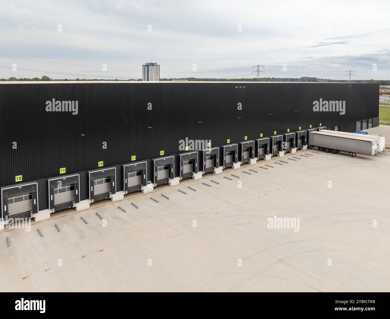 Empty truck loading dock hi-res stock photography and images - Alamy