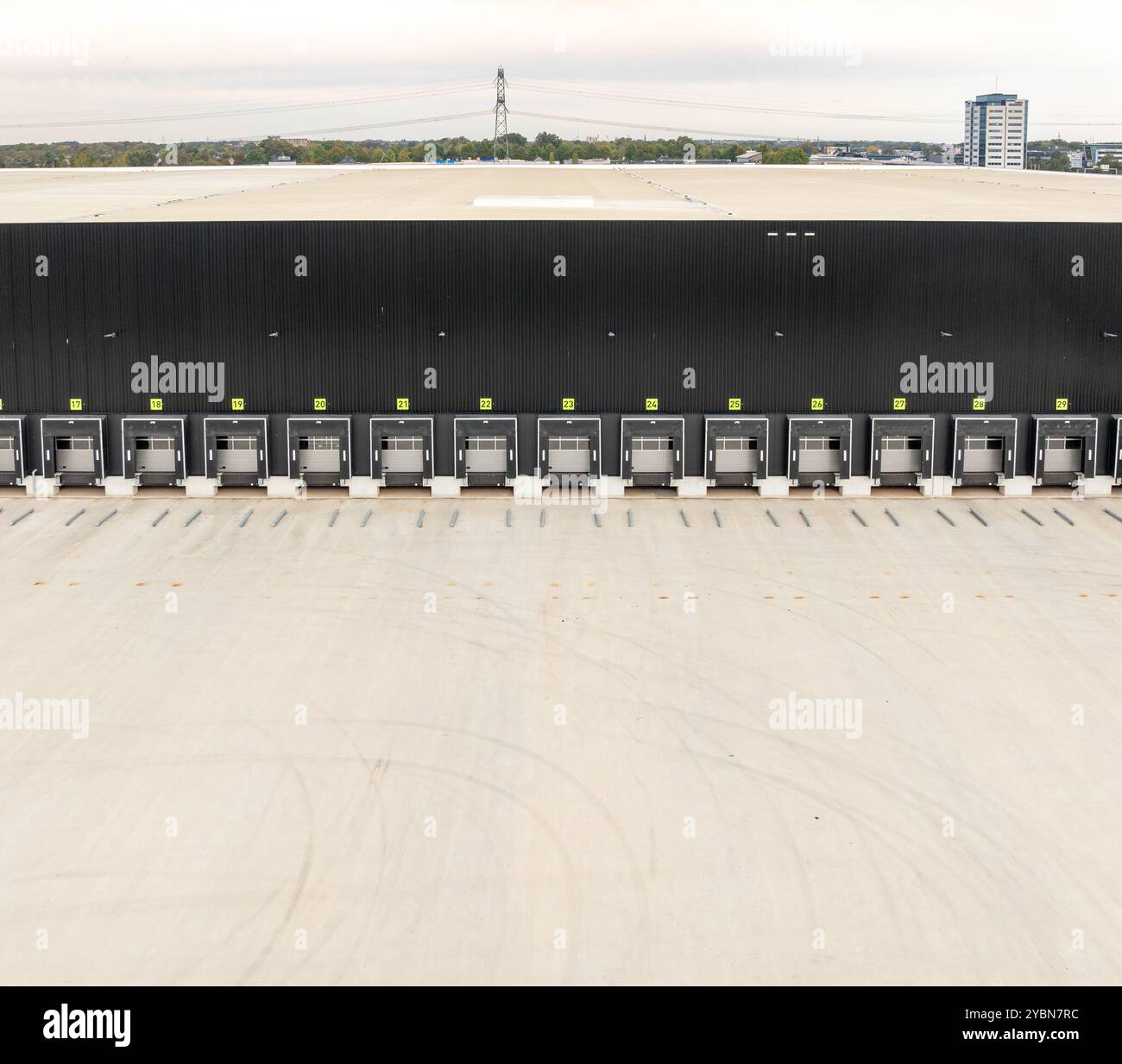 lots of empty loading docks of a large warehouse Stock Photo - Alamy