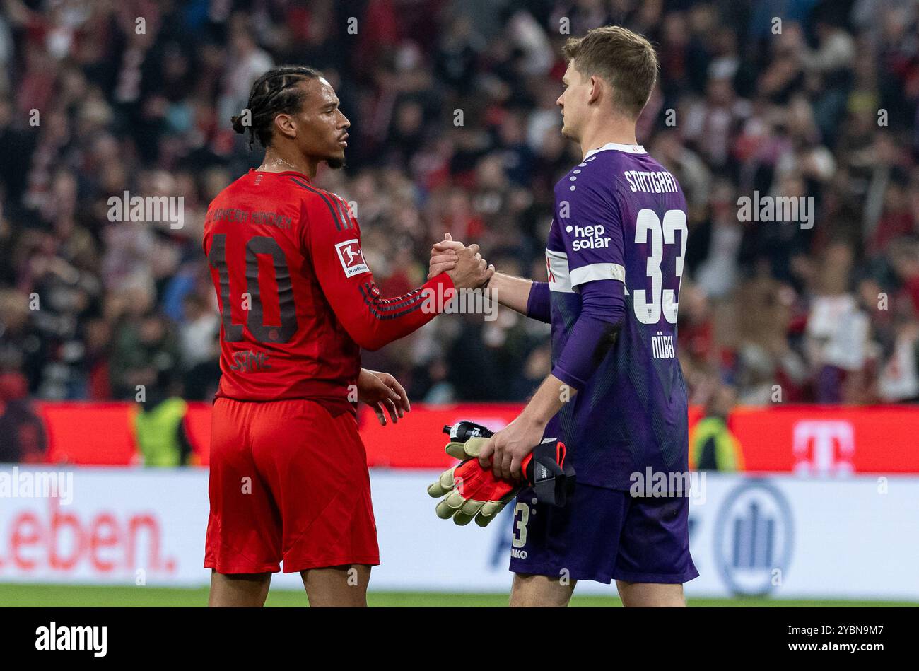 Abklatschen von Leroy Sane (FC Bayern Muenchen, #10) und Alexander ...