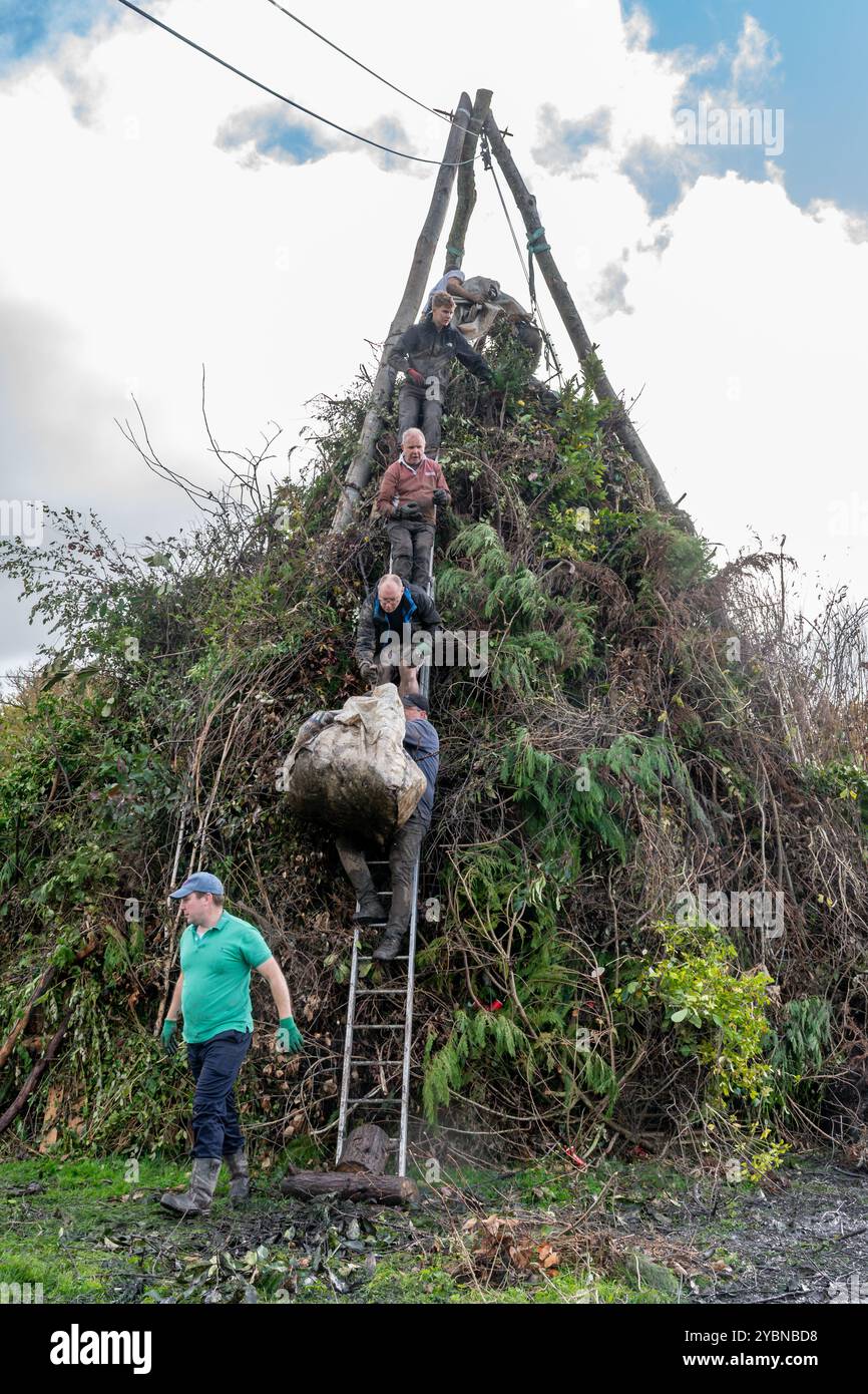 Villagers in Chiddingfold, Surrey, England, UK, building a giant ...