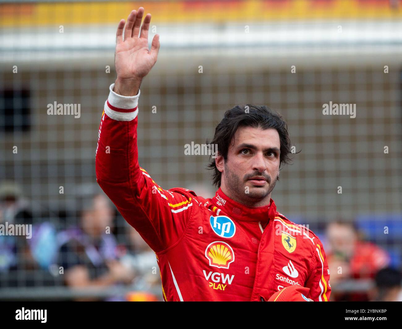 Carlos Sainz (Scuderia Ferrari HP, Spanien, #55) freut sich im Parc ...