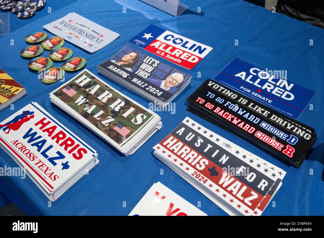 Harris walz bumper stickers hi-res stock photography and images - Alamy