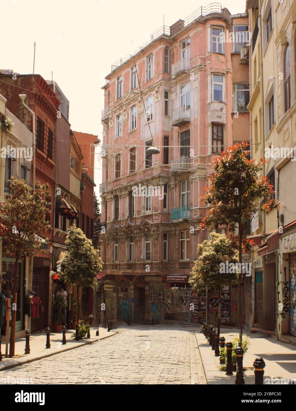 Quiet sunlit narrow street hi-res stock photography and images - Alamy