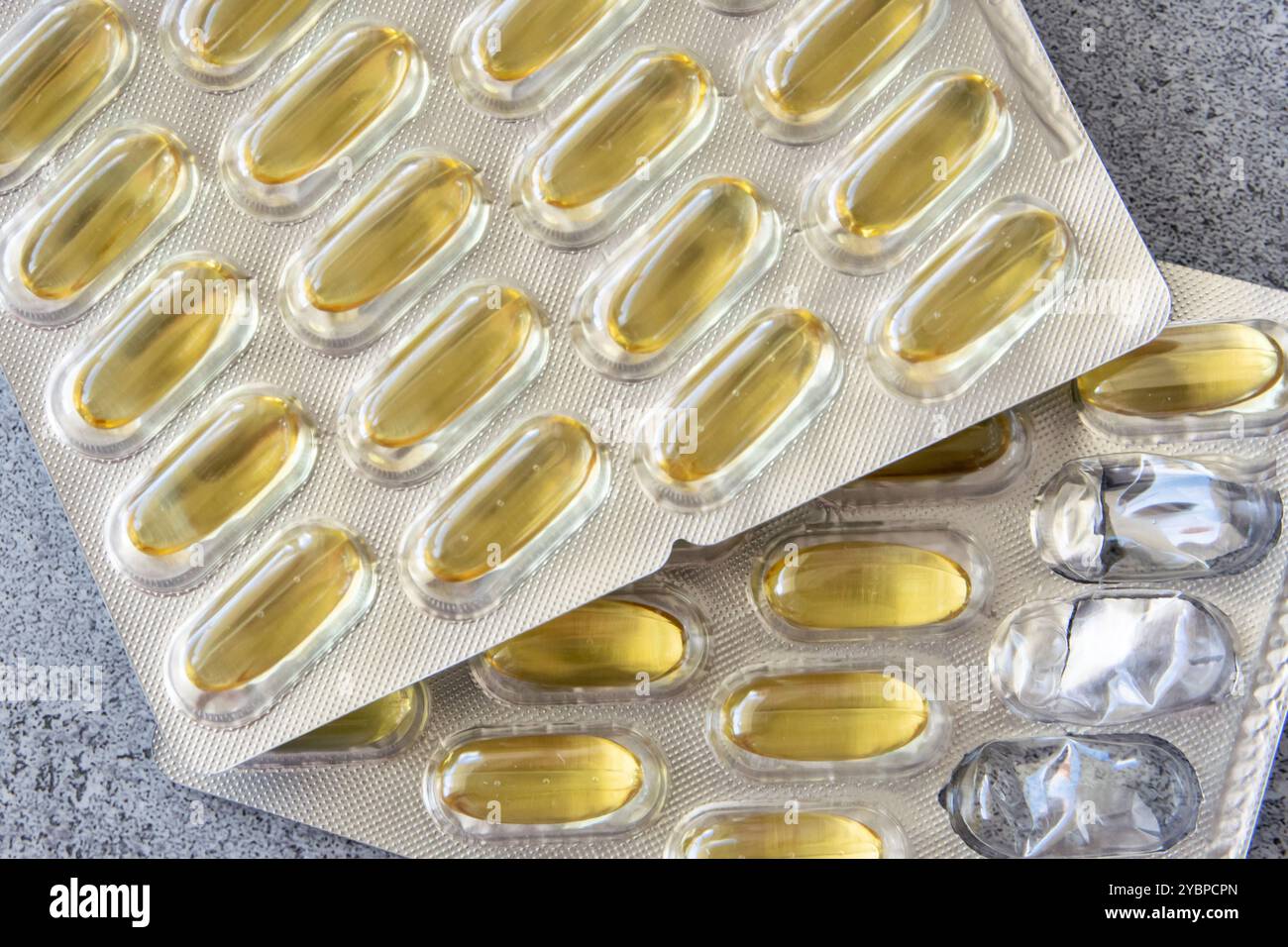 Vitaminen Omega 3 oil in capsules on white background. Much medical ...