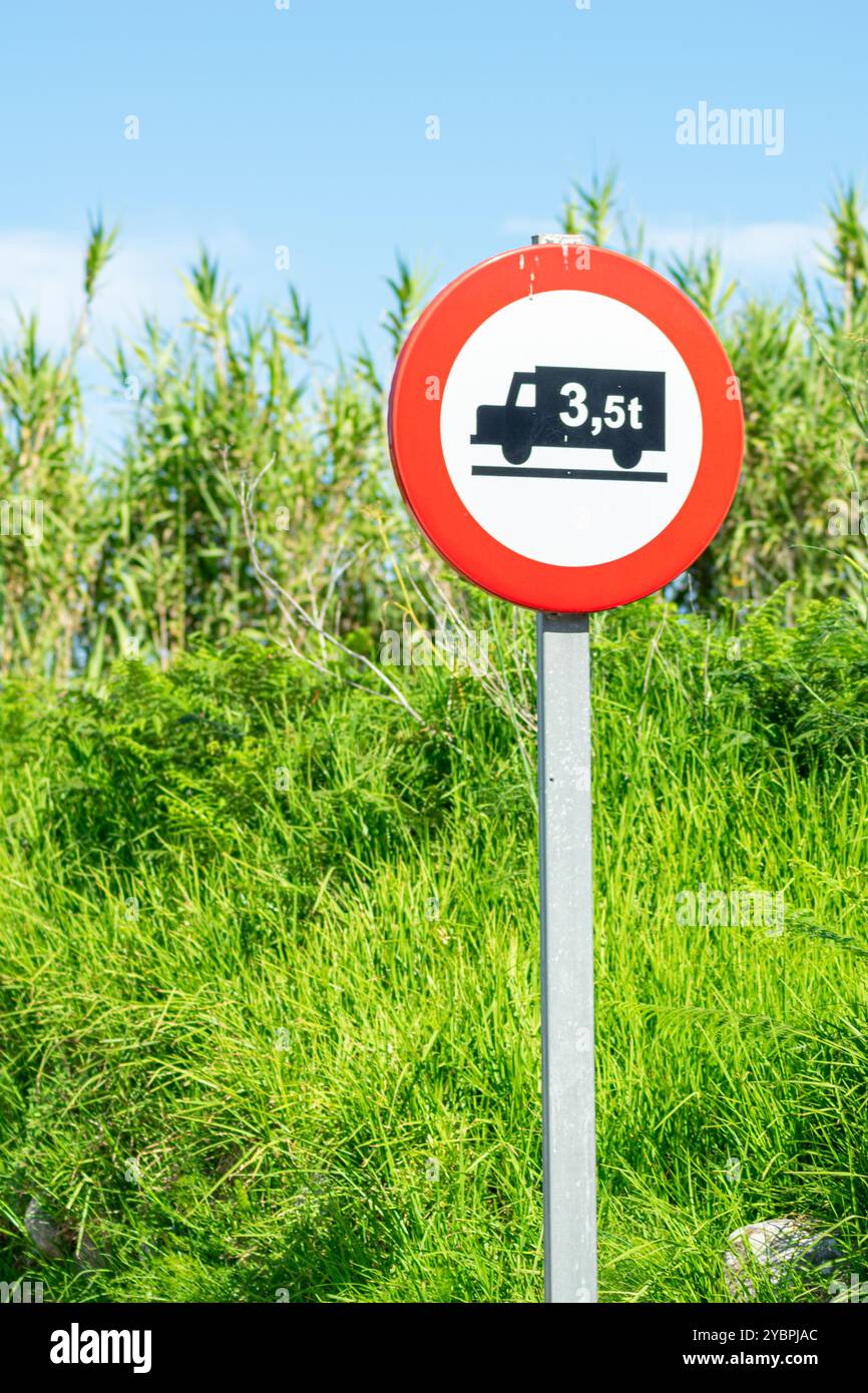 3 5 tons hi-res stock photography and images - Alamy