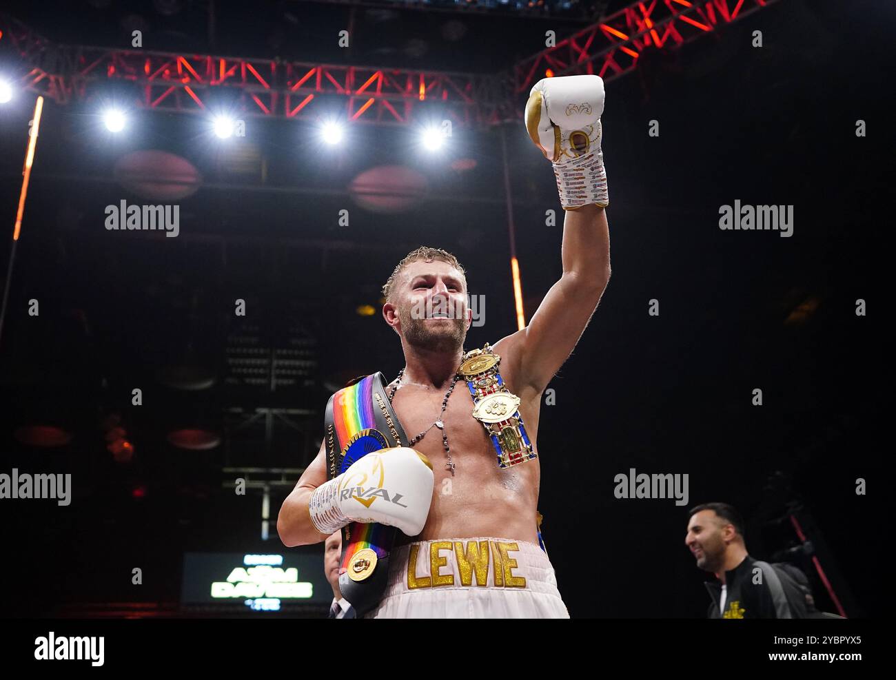 Heavyweight bout copper box hi-res stock photography and images - Alamy